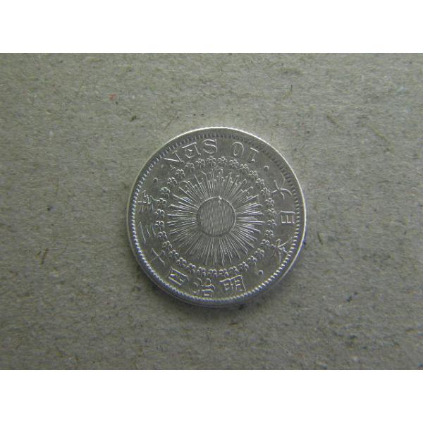 発行枚数２０３３万枚　直径１７．５７ミリ　銀品位７２％　量目２．２５ｇ　小さくてとても可愛い銀貨です。しかしながら、銀であるため、摩耗しやすく、傷の入りやすい柔らかなコインです。また、１円や５０銭と比べると頻繁に流通した為、なかなか程度の良...