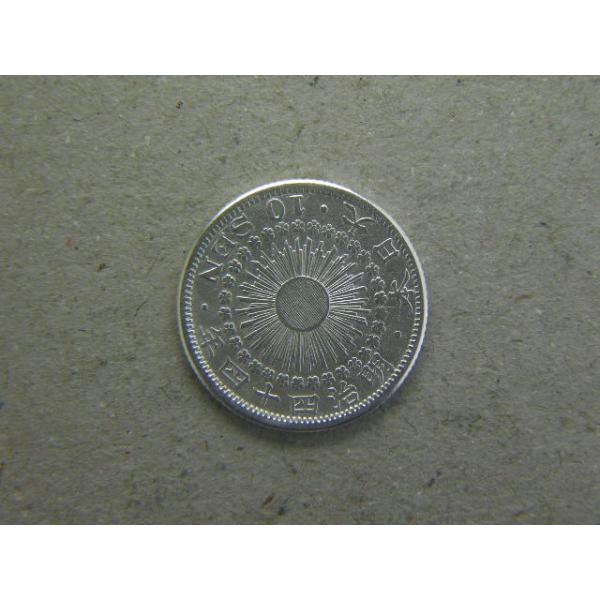 発行枚数３８７２万枚　直径１７．５７ミリ　銀品位７２％　量目２．２５ｇ　小さくてとても可愛い銀貨です。しかしながら、銀であるため、摩耗しやすく、傷の入りやすい柔らかなコインです。また、１円や５０銭と比べると頻繁に流通した為、なかなか程度の良...