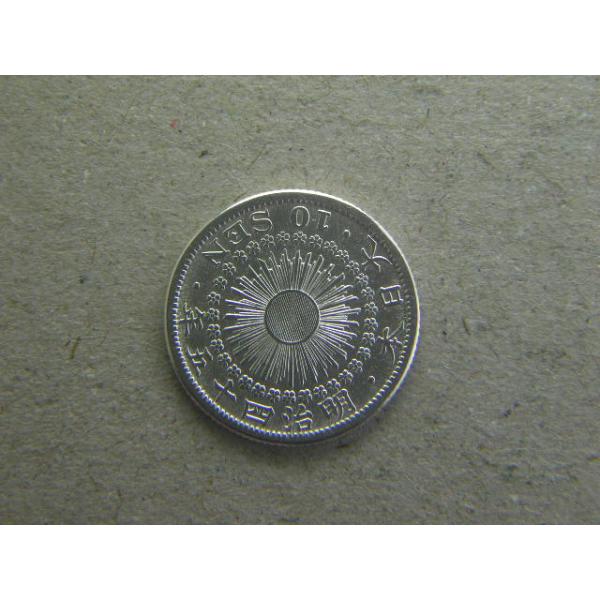 発行枚数１０７５万枚　直径１７．５７ミリ　銀品位７２％　量目２．２５ｇ　小さくてとても可愛い銀貨です。しかしながら、銀であるため、摩耗しやすく、傷の入りやすい柔らかなコインです。また、１円や５０銭と比べると頻繁に流通した為、なかなか程度の良...