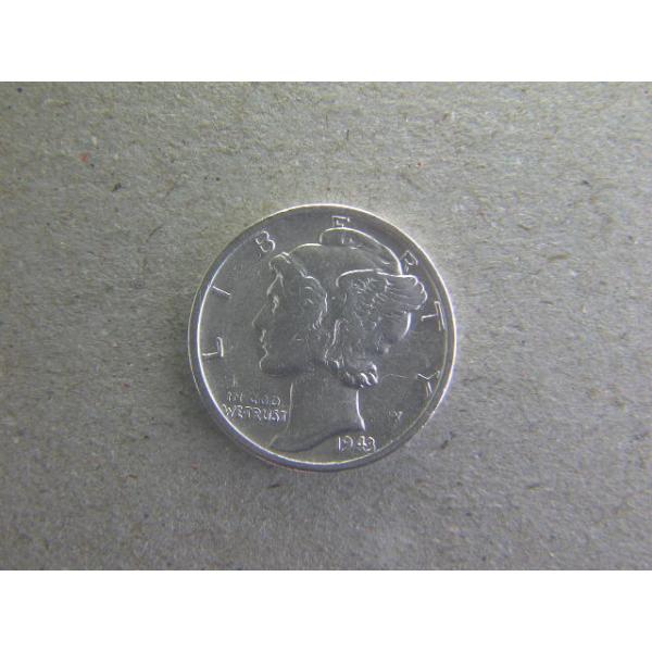 1916年、１０セント銀貨の新デザインを募るコンテストで、ドイツ人の移民アドルフ・A・ワインマンが優勝しました。図柄は翼つきの帽子をかぶった自由の女神で、思想の自由を象徴します。ただし、米国民はローマの神話の翼付きのサンダルをはいた神々の使...