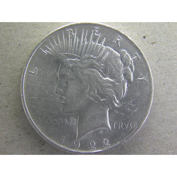 〈ピース１ドル銀貨〉は、第１次世界大戦の終戦後の世界平和を祈念して１９２１年に初めて発行されました。全国から選ばれたアメリカで最も有名な彫刻家たちの中からアンソニー・デ・フランシスキによるデザインが選ばれました。裏面のワシの下の岩に“ピース...