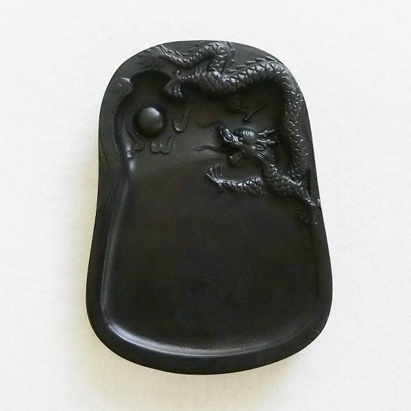 (1) サイズ：15cm×11cm×2.2cm（6吋）(2) 材質：澄泥※職人の手作りのため紋様は多少異なります。