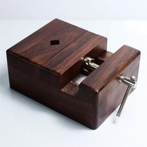 ■サイズ：全長 約14.5cm×9.5cm×5.5cm※ネジのところを含むサイズです。　■材質：黒檀（こくたん）■重量：約600g　篆刻用の印床です。