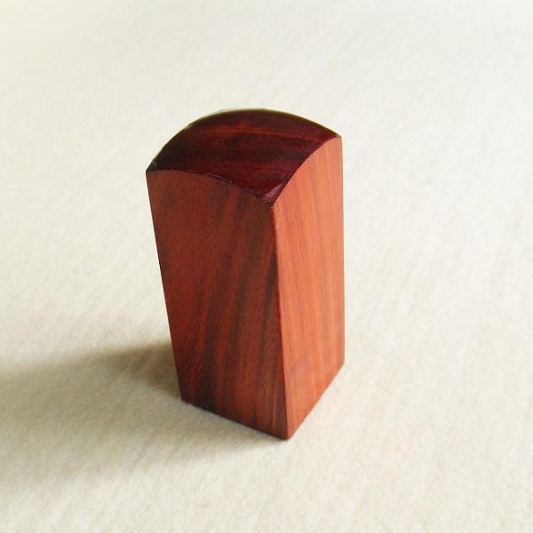 ■サイズ：30×30×60mm　■材質：紅檀木■数量：１篆刻用印材です。 紅檀木は耐久性、密度のある高級木です。