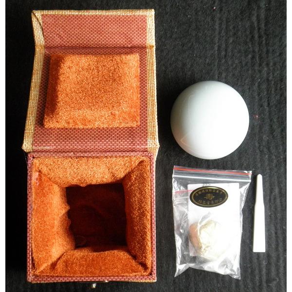 ■内容量：1両装（約30g）■包装：布箱■中国安徽省績けい県（ブランド：益寿堂）金色の篆刻印泥です。容器と印泥が別になってます。