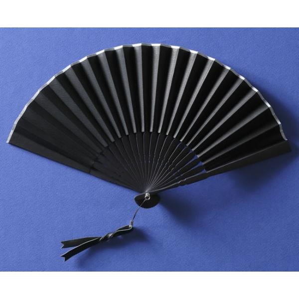 ■サイズ 約：7寸20間 (長さ：21cm 広げた際の巾：38cm)　 ■扇面：牛本革100％ ■扇骨：京都産竹　■生産：日本製 ■外箱の有無：化粧箱入り扇面に上質な牛本革を使用した手作り純国産品の高級レザー扇子。扇子専門店鯉部路オリジナル...