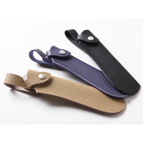 ■素材：本革　■サイズ：縦６cm×横２１ｃｍ×厚さ３ｃｍ７寸　７．５寸用の本革扇子ケース　革職人（Dia）が高級革を使い一つ一つ手作りで制作した逸品。刀の鞘のようなフォルムで粋な扇子の持ち方をご提案。腰ベルトに付けるも良し、スプリングフック...