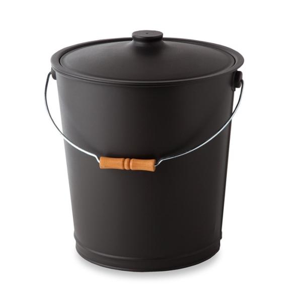 高級感あるマットな仕上げ、しかも軽量-----------------------------------------------------安定感のある円柱型の灰取りコンテナ。艶消しのブラックは、一見鋳物を思わせる重厚な質感。ストーブと相...