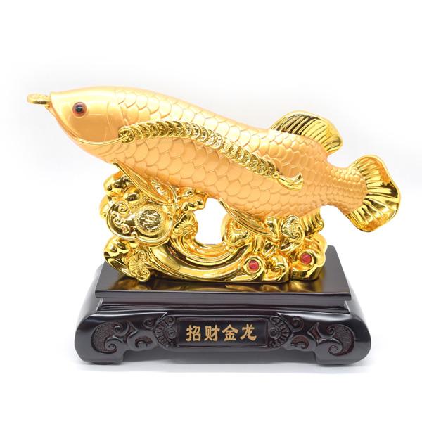◇サイズ：高さ約29cm×幅約20cm×奥行き約11cm◇◇樹脂製（ポリエステル）◇存在感ある25cm越えサイズ・アロワナの樹脂製置物です。古銭をくわえたデザインで、側面にも銭の束を引いています。高級感のあるシックな黒台座で安定感も抜群！台...