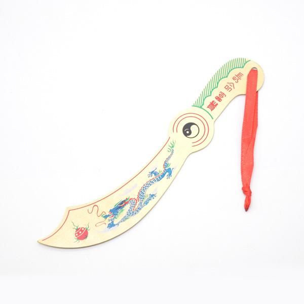 【メール便発送をご指定の場合、ポスト投函のため商品代引・日時指定不可となります】◇サイズ：高さ約18cm×幅約4cm◇◇本体…銅製◇青龍刀のように刃が反った刀剣を模している、銅製のプレートタイプの剣です。刀身に青い鱗を持つ龍がプリントされて...