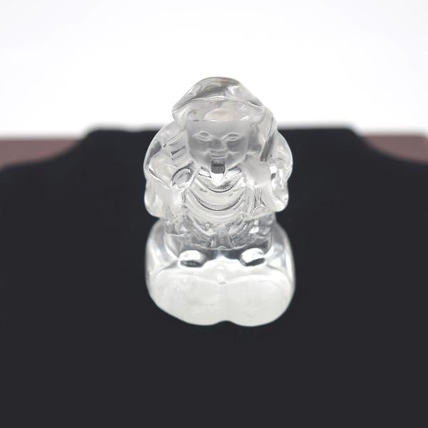 ◇サイズ：高さ約4.5cm×幅約3cm×奥行き約3cm◇◇天然石製（水晶）◇大黒天を水晶に彫り込んだ小さな天然石置物です。トレードマークともいえる大きな袋と打ち出の小槌を携え、笑顔で佇むその姿がとても魅力的な一品。※同じデザインの商品が再度...