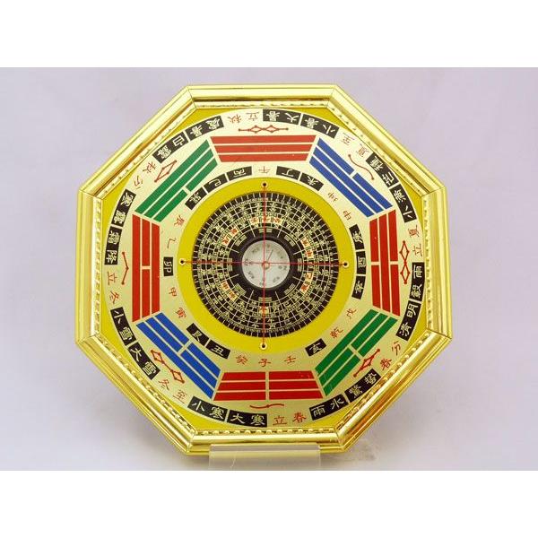 ◇サイズ：直径約16cm×1.5cm◇◇プラスチック＋金属プレート製◇部屋のちょっとしたスペースや壁に掛けられる八卦安定盤です。「気の安定盤」に、先天八卦図が付加されたもの。「空間の気を安定させる」安定盤の効果に、「嫌な物事を遠ざける」八卦...
