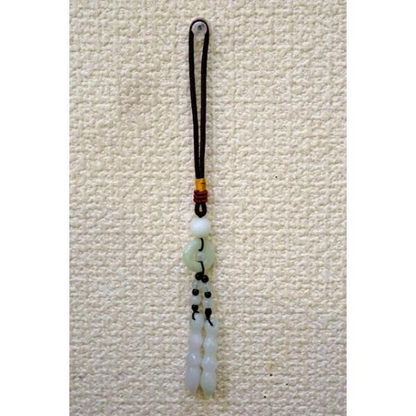 ◇全長約17m　筆：高さ約4cm◇◇ヒスイ製◇翡翠製の筆が二つ吊るされた形の根付けです。シンプルでスッキリした筆のモチーフは集中力を高めてくれます。更に素材の翡翠で魔除け・健康祈願を兼ね備えたお守り。翡翠の上品な色合い＆シンプルなデザインで...