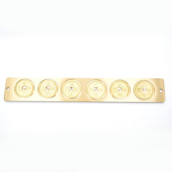 【メール便発送をご指定の場合、ポスト投函のため商品代引・日時指定不可となります】◇サイズ：幅約20cm×高さ約3cm×厚さ約0.5cm◇◇本体・古銭…銅製◇六帝銭がついた銅製の長方形型プレート風水尺です。表側に六帝銭（レプリカ）が連なり、裏...