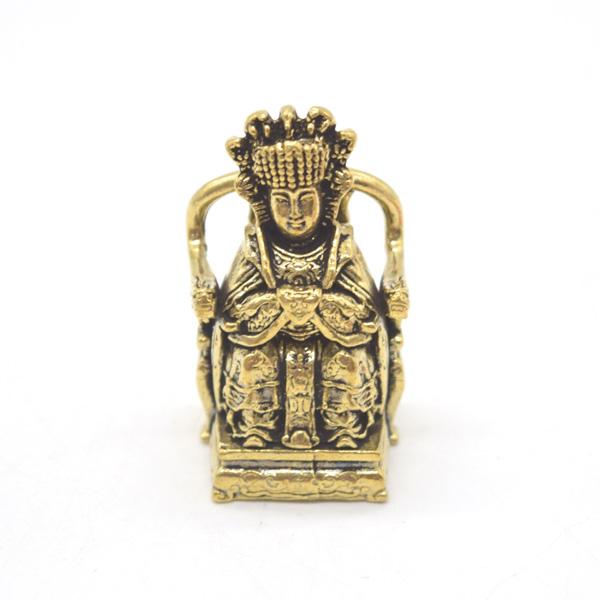 ◇サイズ：高さ約5.5cm×幅約3.5cm×奥行き約2.5cm◇◇金属製◇お部屋に気軽に飾ることができる、ミニサイズな媽祖の金属製置物です。穏やかな笑みをたたえていて、見る者の気持ちを穏やかにしてくれるような一品。椅子が台座のようになってお...