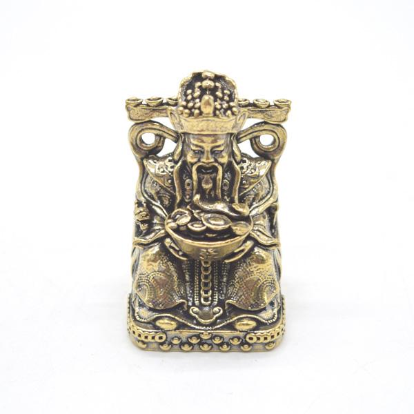 ◇サイズ：高さ約5cm×幅約3cm×奥行き約3cm◇◇金属製◇豪華なデザインの椅子に座った、財神の金属製置物です。お部屋に気軽に飾ることができるサイズ！幸せそうに満面の笑みを浮かべながら、手には多くの元宝の山を抱えています。座っている椅子に...