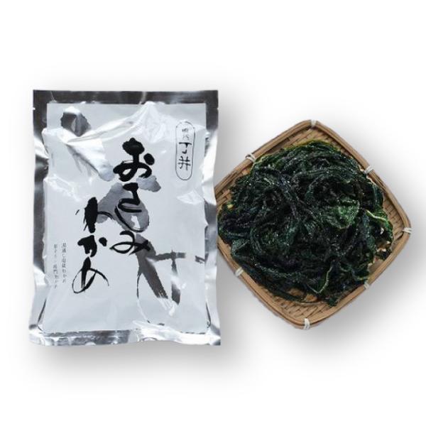 鳴門海峡の激しい潮流の中でしっかり根を張り、激流にもまれて育った、しなやかで綺麗な肉厚のわかめです。鳴門産塩蔵わかめの一番おいしい食べ方は、わさび醤油でつまんで頂くおさしみ！通常の塩蔵わかめでも十分におさしみとしてご利用頂けるのですが、こち...