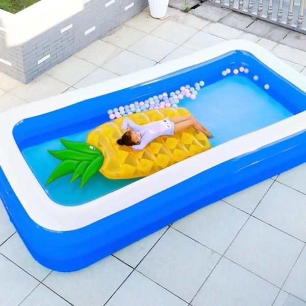 サイズ：約W305×D180cm×56cm素材：PVC3気室構造段ごとに空気穴があり、空気の偏りが起きにくいので安定感抜群です。インナー側面内側の凹面設計で過度の水圧による変形を防ぐ水抜きバルブ栓を開けるだけで簡単水抜きOK数量限定プレゼン...