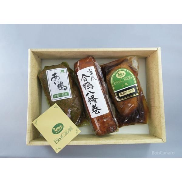 【商品内容】　合鴨有馬煮１７０ｇ合鴨和風ロースト１７０ｇ合鴨八幡巻２００ｇ和風味の3種類をギフトセットにしました。大切な方への贈り物に。鴨専門のボンカナールがお届けする和風合鴨惣菜の３種詰め合わせセットです。山椒の風味が心地良い有馬煮、国産...