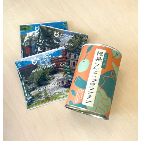 缶を開けたらいつでも食べ時。ほんのりビターな風味漂う日本茶に合う焼き菓子シリーズバター香るクッキー生地の上に、黄金色のキャラメルを絡めた香ばしいローストアーモンドをぎっしり敷き詰めこんがりと焼き上げました。摘果りんごを加えることでザクほろ食...