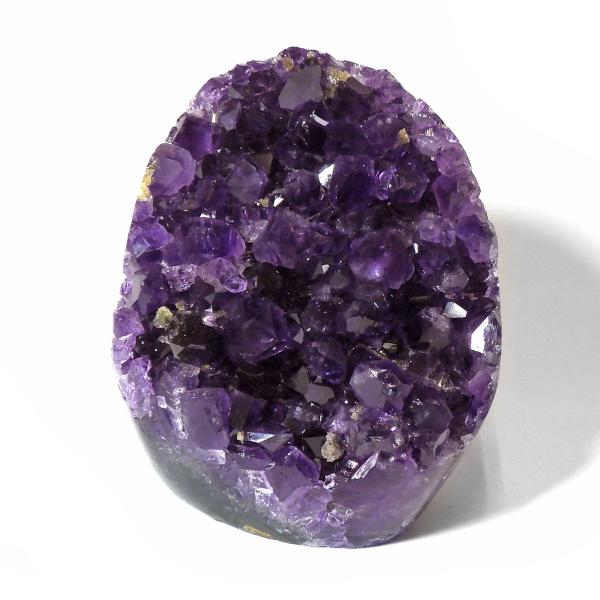 ウルグアイ産のアメジストクラスターです。良質なアメジストの証である深い紫の色がしっかりと入っています。底面を平らにカットしておりますので据わりが良く、ドームの様にそのまま置いて頂けます。お部屋のパワースポット、財運アップの切り札に、玄関や金...