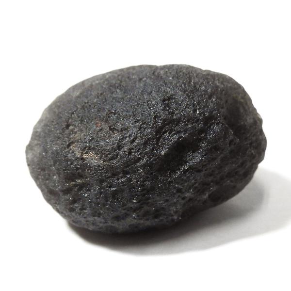 インドネシア・ジャワ島で採掘される希少な天然ガラスであるアグニマニタイトの原石です。アグニマニタイトの石の名前は、サンスクリット語で「火の神」を意味するアグニと「宝石」を意味するマニに由来し、「火の宝石」として知られています。表面はマットな...