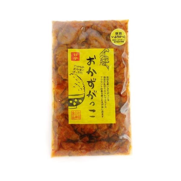 秋田名物のいぶりがっこを食べやすい大きさに乱切りカットし、細切り昆布を加え、鰹節風のタレで味付けしたおかずがっこ。そこに唐辛子を加えました。おかずがっこ本来のおいしさにピリ辛のアクセントをお楽しみください。ご飯にかけてヨシ！お酒のおつまみに...