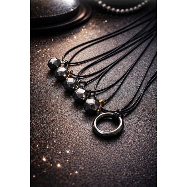 ダイヤモンドカットのテラヘルツストーンが上品に輝く、犬・猫用ネックレス。シンプルで洗練されたデザインが、大切なペットの魅力を引き立てます。軽量コード仕様で、日常使いしやすい設計。写真撮影やお出かけ、特別な日のアクセントにもおすすめです。主張...