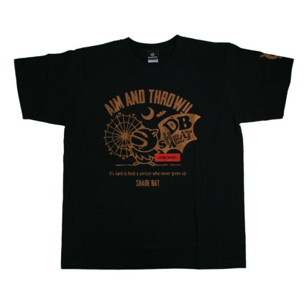 【SHADE】SHADEBAT ダーツプラクティス T シャツ コットン素材の半袖トップス。 前面は SHADEBAT が練習に勤しむ姿が可愛らしいデザイン。 背面は SHADE ロゴ、左袖部には 9BAT が初登場。 ダーツバーでもご自宅...