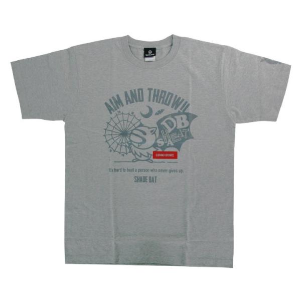 【SHADE】SHADEBAT ダーツプラクティス T シャツ コットン素材の半袖トップス。 前面は SHADEBAT が練習に勤しむ姿が可愛らしいデザイン。 背面は SHADE ロゴ、左袖部には 9BAT が初登場。 ダーツバーでもご自宅...