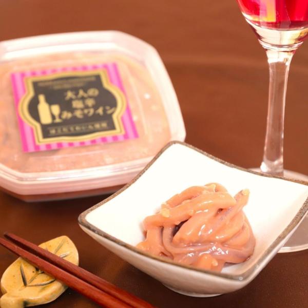 「はこだてわいん」＆「みそ味いか塩辛」とのこコラボ商品です。みそ味いか塩辛に赤ワインを使用して作ったいかの塩あからです。赤ワインを加熱してアルコール分を飛ばし、風味を凝縮して漬け込んでいるので、みそ風味のうまさが一段と引立ちます。ビール、二...