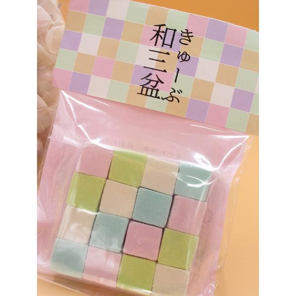 この和三盆糖は香川県の東部で伝統的に生産されている砂糖で、香川県の特産品です。淡い黄色をしており、細やかな粒子と口溶けの良さが特徴で、独特のまろやかな風味が好評です。三盆の名前は、盆の上で砂糖をサンド「研ぐ」という日本で工夫された独自の精糖...