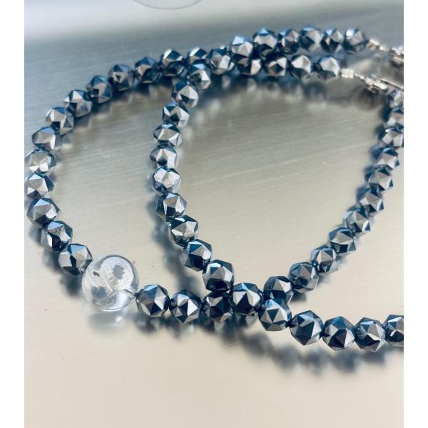 ブレスレットテラヘルツ鉱石テラヘルツ鉱石は1秒間に1兆回回転するという特別なパワーがある鉱石です。純度が高ければ高いほど効果が期待できます。近年では、ファッション業界でも人気があるパワーストーンです。・材質：テラヘルツ鉱石・産地：ドイツ・形...