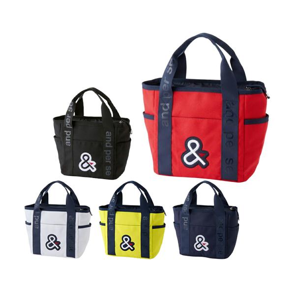 【商品説明】and per se の定番カートバッグ。厚手で丈夫なオックス生地を使用。ブランドロゴの刺繍と＆マークのワッペンを施しデザインを一新。アウトポケットがたくさんついているので小物の出し入れも便利な使い勝手の良いデザイン。外側にポケ...