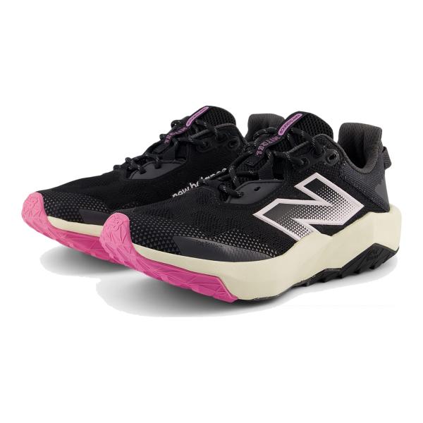 【商品説明】トレイルランニングから普段履きまでマルチシーンで活躍するトレイルモデル「Nitrel」がV6にアップデート。屈曲性がありながらも不整地な地面をしっかりと捉えるようラギットな形状に設計したAT TREADアウトソール。弾むようなラ...