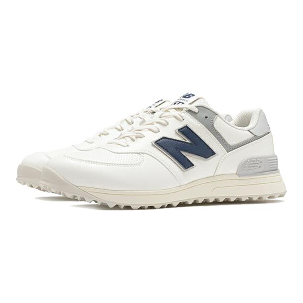 【商品説明】日本人の足にフィットするゴルフパフォーマンスラストを採用した人気の「574」スパイクレスモデルがv4にアップデート。ゴルフに最適化したグリップ性の高いラギッド意匠のアウトソールと、捻れを抑えるナイロンシャンク、安定性を高めるCR...