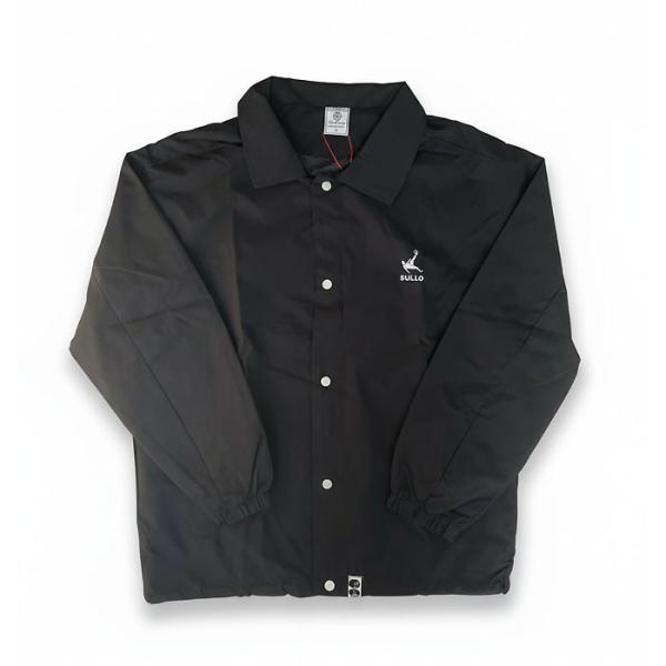 【メーカー】スージョ（SULLO）【カテゴリー】サッカー【分類】ウインドウェア【商品説明】突然の雨や風にも対応する撥水性・防風性、そして快適な通気性を両立。どんなシーンでもあなたを快適にサポートします。【カラー・仕様・サイズ】カラー：BLK...
