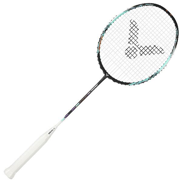 【メーカー】VICTOR（ビクター）【カテゴリー】バドミントン【分類】ラケット【商品説明】シャープで連続したドライブを打つことが可能になり、攻撃の精度が上がる。中・上級者向け。※ラケットの画像につきましては、使用イメージとしてガットを張った...