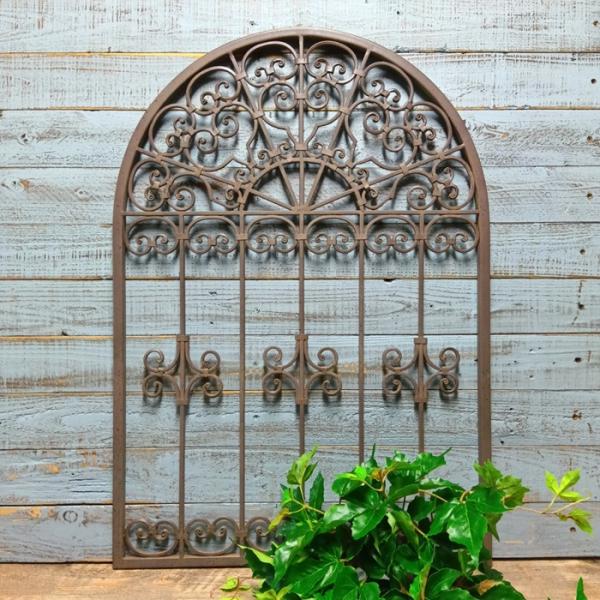 幅５８×厚み１．５×全高８３センチ商品重量／約４ｋｇスチール製アンティークなウォールデコレーション背面に取り付け用の穴があります。重量がありますので壁掛けでご使用される場合には設置場所や設置方法など十分にご注意下さい。オーナメント ガーデン...