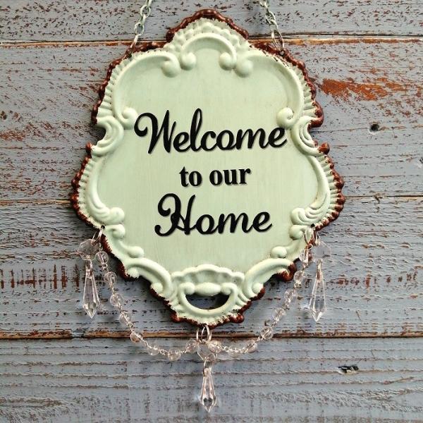 チェーンを含むサイズ幅１６×厚み１×全長３３センチスチール＋合成樹脂製パーツをあしらったエレガントでアンティークなウェルカムプレート●メール便（ネコポス）で送料無料●ポスト投函の為、配達日時指定は承れません。サインプレート サインボード ブ...