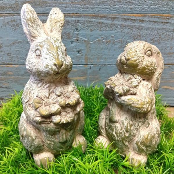 左側のサイズ幅９×奥行９×全高１９センチ右側のサイズ幅８×奥行９×全高１５センチセメント製2種類アソートセットの販売価格です。重厚感があり小ぶりでシックな花を持ったウサギのオーナメントオーナメント ガーデンオブジェ 飾り 置物車輪 ミルク缶...