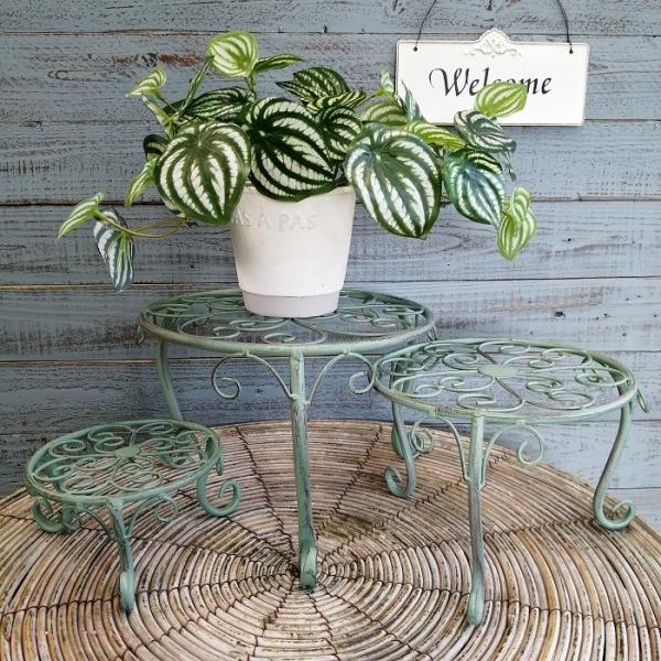 Lサイズ天板直径２６×全高１８センチMサイズ天板直径２０×全高１４センチSサイズ天板直径１５×全高８センチ耐荷重／２kgスチール製３個アソートの販売価格です。アンティークグリーンがおしゃれな小ぶりのフラワースタンドです。踏み台としてはご使用...