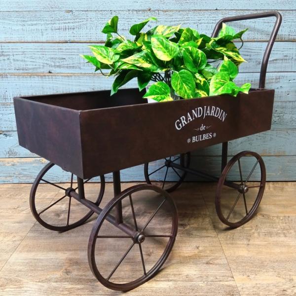 幅６１×奥行２９×全高５２センチ荷台内寸口幅５１×奥行２６×深さ１０センチスチール製アンティーク調のダークブラウンがシックなフラワーカート簡易組み立て式ですが、完成品でお届け致します。ガーデンラックやフラワースタンド、花台に飾ることで高低差...
