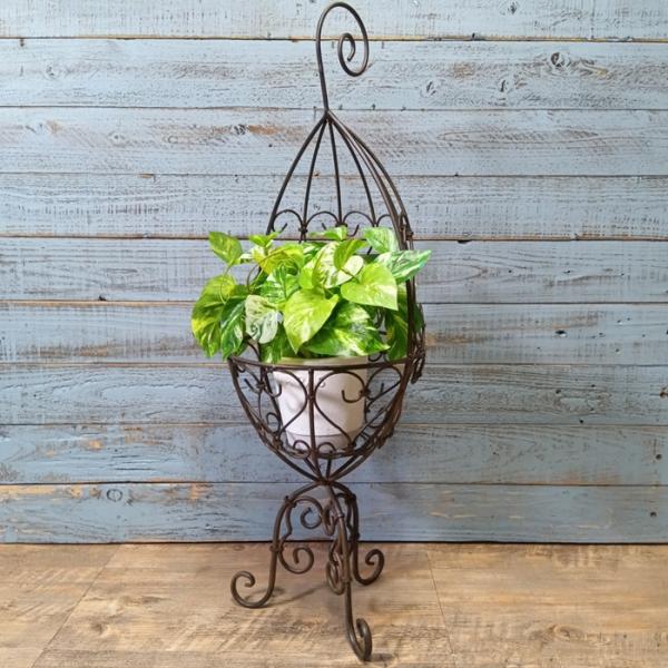 幅２３×奥行２３×全高７１センチ内寸口径２２（底径１２）×深さ１１センチスチール製錆びた風合いのシックなフラワースタンドガーデンラックやフラワースタンド、花台に飾ることで高低差を出せば空間に広がりが生まれます。ガーデン ラック シェルフ 花...