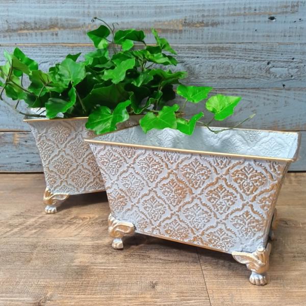 Lサイズ幅２４×奥行１７×全高１５センチSサイズ幅２２×奥行１５×全高１４センチブリキ製底穴あり２個アソートセットの販売価格です。ネコ脚がおしゃれなブリキポットブリキやスチール製のポットはナチュラルガーデンにおすすめです。底穴のないポットに...