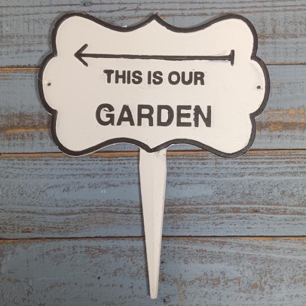 幅２４×厚み０.５×全高２９センチキャストアイアン（鋳物）製重厚感のある鋳物製のガーデンピックは鉢植えや寄せ植えにおすすめです。●メール便（ネコポス）で送料無料●ポスト投函の為、配達日時指定は承れません。サインプレート サインボード ブリキ...