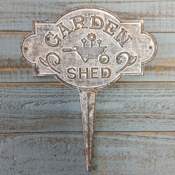 幅２４×厚み０.５×全高２９センチキャストアイアン（鋳物）製重厚感のある鋳物製のガーデンピックは鉢植えや寄せ植えにおすすめです。●メール便（ネコポス）で送料無料●ポスト投函の為、配達日時指定は承れません。サインプレート サインボード ブリキ...