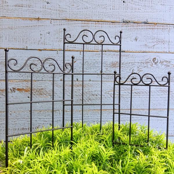 Lサイズ幅１３×全高３０センチMサイズ幅１２×全高２４センチSサイズ幅１０×全高２０センチスチール製3種類アソートセットの販売価格です。鉢植えや寄せ植えにおすすめの小さなフェンスタイプのガーデンピック●メール便（ネコポス）で送料無料●ポスト...