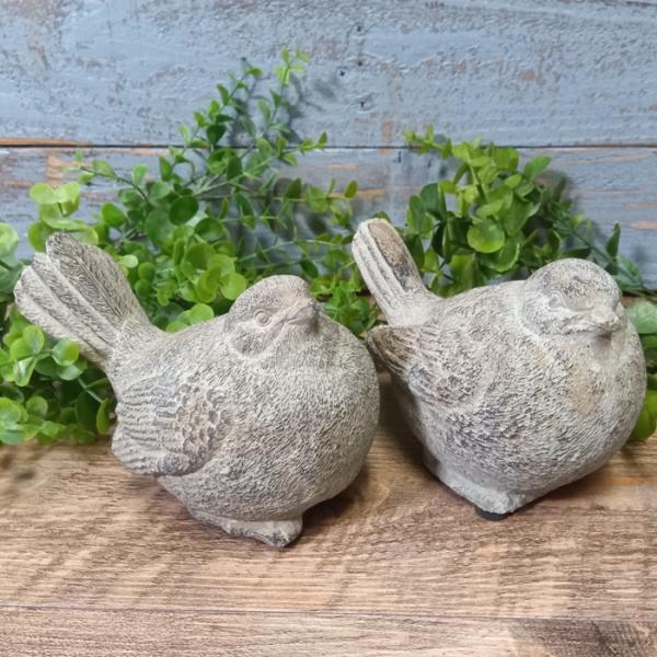 １羽あたりのサイズ幅８×奥行１３×全高９センチセメント製2種類アソートセットの販売価格です。重厚感があり小ぶりでシックな小鳥のオーナメントオーナメント ガーデンオブジェ 飾り 置物車輪 ミルク缶 ハンギングフック バードトレープランツケージ...