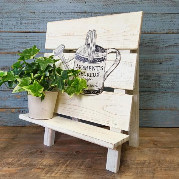 幅３８×奥行２８×全高４８センチ木（杉）製エイジング仕上げの手づくりのサインボード天然木の為、節や節穴若干の木の割れや裂けがあり状態には個体差があります。グリーンや小物などを組み合わせてご使用ください。ガーデンラックやフラワースタンド、花台...